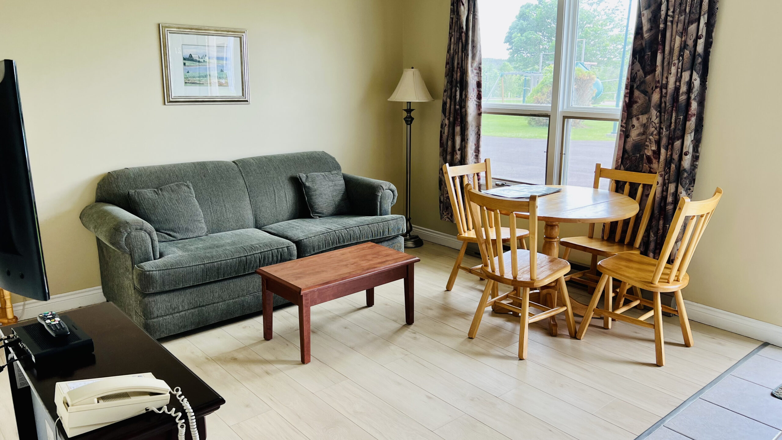 One-Bedroom King Apartment – Anne Shirley Motel and Cottages