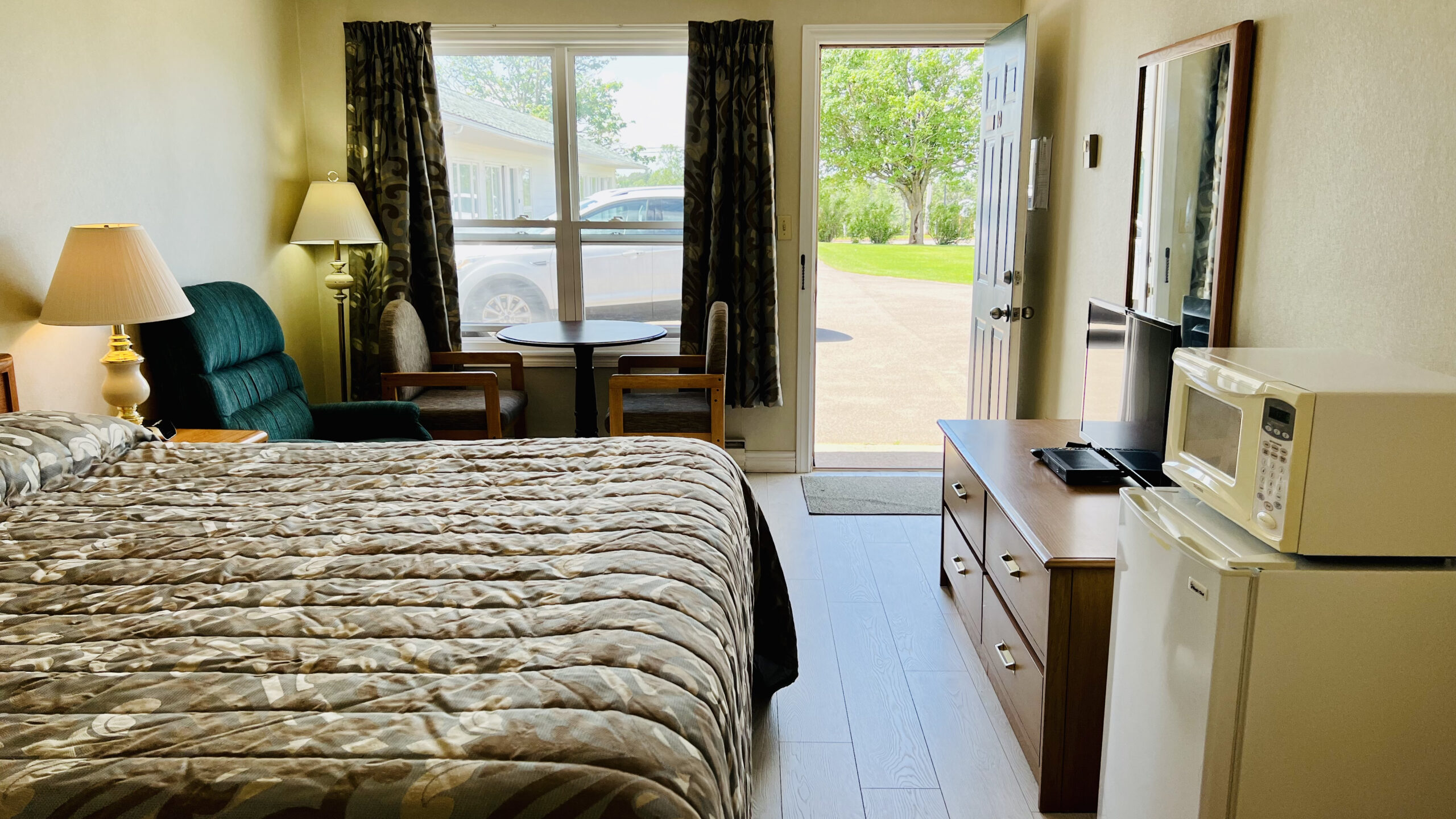 One King-Bed Room – Anne Shirley Motel and Cottages